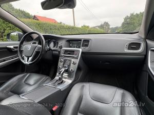 Pelēks Volvo V60 2015 Rapla, ar dzinēja tilpumu 2.40 L un nobraukumu 335 tūkst. km par 6999 €, foto 13 vietnē AUTOMOTO.COM.LV