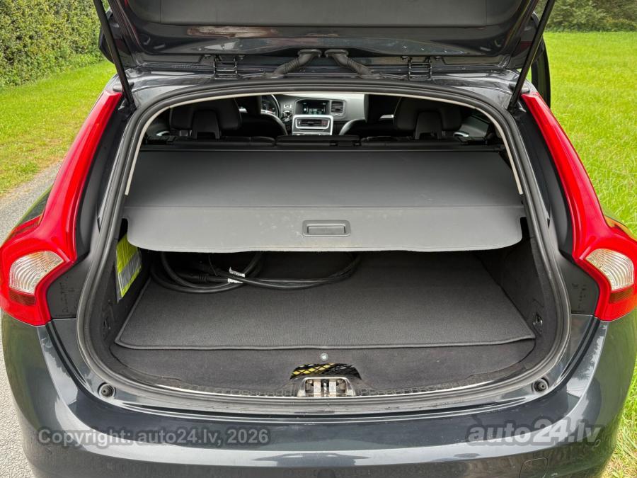 Pelēks Volvo V60 2015 Rapla, ar dzinēja tilpumu 2.40 L un nobraukumu 335 tūkst. km par 6999 €, foto 15 vietnē AUTOMOTO.COM.LV