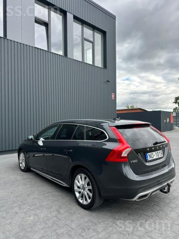 Pelēks Volvo V60 2015 Jelgava, ar dzinēja tilpumu 2.00 L un nobraukumu 277 tūkst. km par 5900 €, foto 5 vietnē AUTOMOTO.COM.LV
