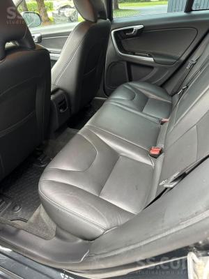 Pelēks Volvo V60 2015 Jelgava, ar dzinēja tilpumu 2.00 L un nobraukumu 277 tūkst. km par 5900 €, foto 14 vietnē AUTOMOTO.COM.LV