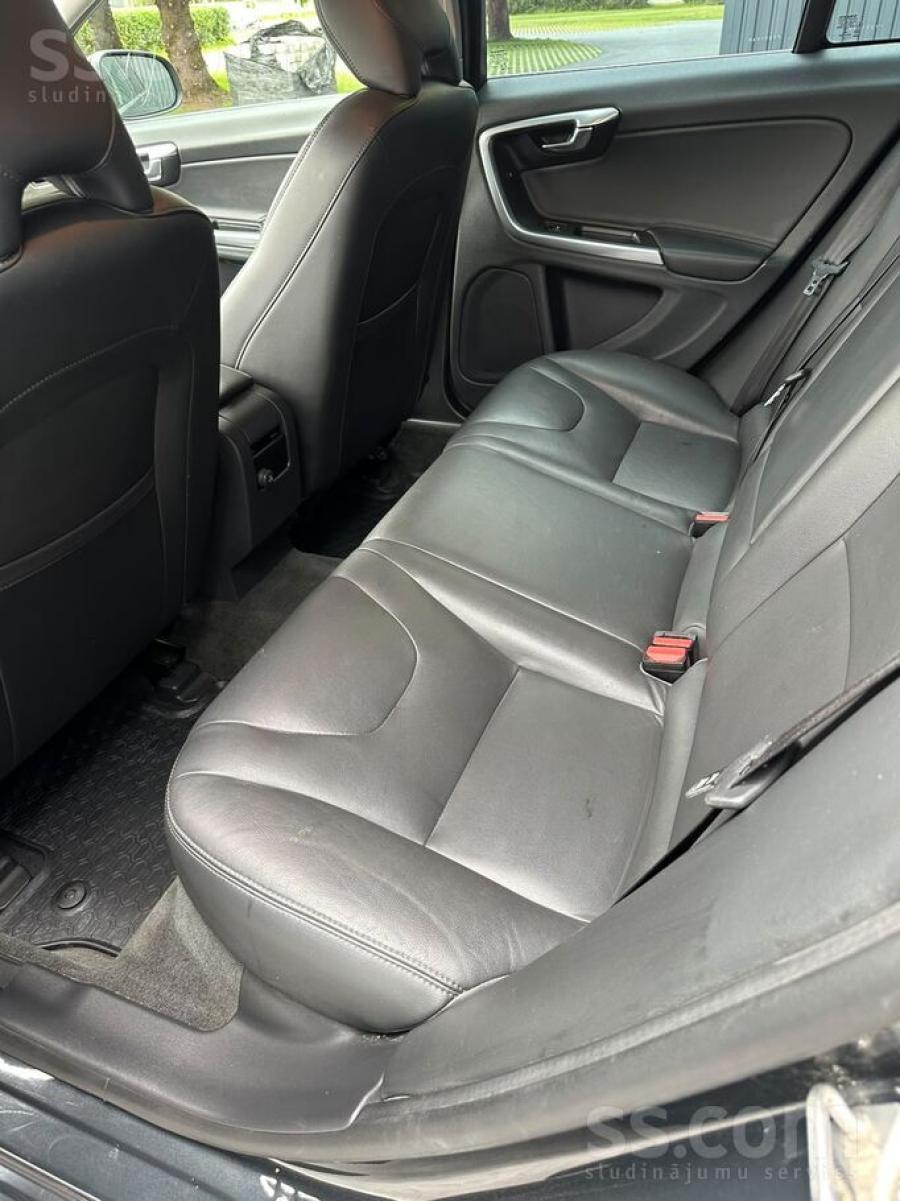 Pelēks Volvo V60 2015 Jelgava, ar dzinēja tilpumu 2.00 L un nobraukumu 277 tūkst. km par 5900 €, foto 14 vietnē AUTOMOTO.COM.LV