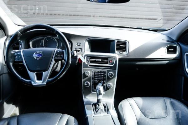 Grey Volvo V60 2015 in Riga, with an engine capacity of 1.60 L and mileage of 325 thousand km for 7190 €, photo 5 on AUTOMOTO.COM.LV
