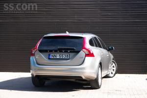 Pelēks Volvo V60 2015 Rīga, ar dzinēja tilpumu 1.60 L un nobraukumu 325 tūkst. km par 7190 €, foto 4 vietnē AUTOMOTO.COM.LV