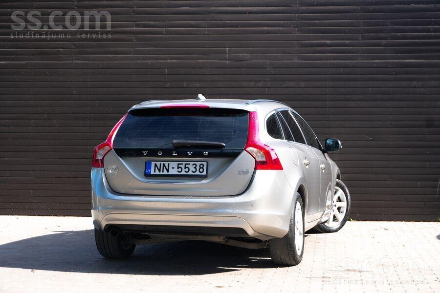 Pelēks Volvo V60 2015 Rīga, ar dzinēja tilpumu 1.60 L un nobraukumu 325 tūkst. km par 7190 €, foto 4 vietnē AUTOMOTO.COM.LV