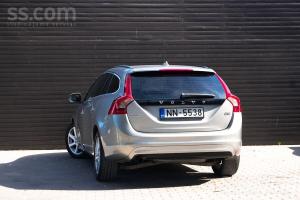 Pelēks Volvo V60 2015 Rīga, ar dzinēja tilpumu 1.60 L un nobraukumu 325 tūkst. km par 7190 €, foto 5 vietnē AUTOMOTO.COM.LV