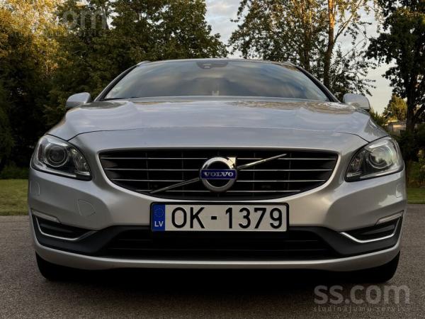 Pelēks Volvo V60 2015 Tukums, ar dzinēja tilpumu 2.00 L un nobraukumu 321 tūkst. km par 7690 €, foto 1 vietnē AUTOMOTO.COM.LV