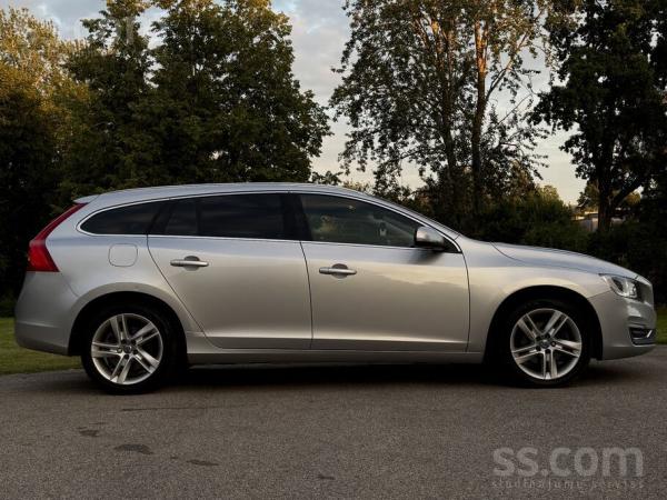 Pelēks Volvo V60 2015 Tukums, ar dzinēja tilpumu 2.00 L un nobraukumu 321 tūkst. km par 7690 €, foto 5 vietnē AUTOMOTO.COM.LV