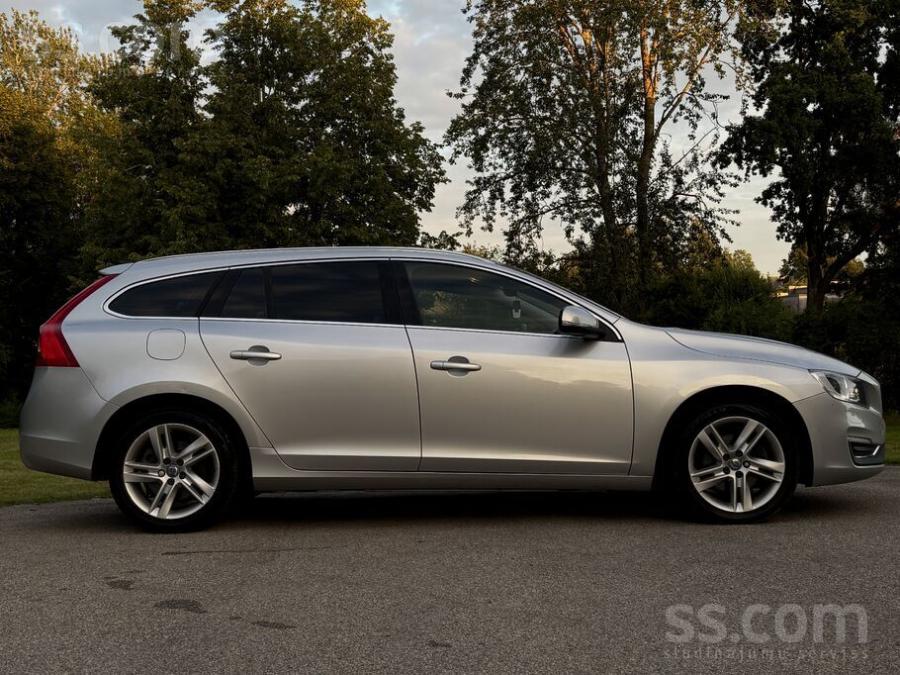 Pelēks Volvo V60 2015 Tukums, ar dzinēja tilpumu 2.00 L un nobraukumu 321 tūkst. km par 7690 €, foto 5 vietnē AUTOMOTO.COM.LV