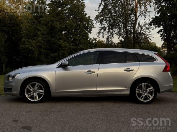 Pelēks Volvo V60 2015 Tukums, ar dzinēja tilpumu 2.00 L un nobraukumu 321 tūkst. km par 7690 €, foto 6 vietnē AUTOMOTO.COM.LV