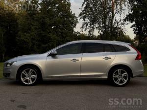 Pelēks Volvo V60 2015 Tukums, ar dzinēja tilpumu 2.00 L un nobraukumu 321 tūkst. km par 7690 €, foto 6 vietnē AUTOMOTO.COM.LV