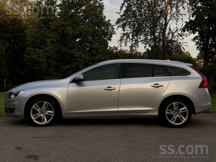 Pelēks Volvo V60 2015 Tukums, ar dzinēja tilpumu 2.00 L un nobraukumu 321 tūkst. km par 7690 €, foto 6 vietnē AUTOMOTO.COM.LV