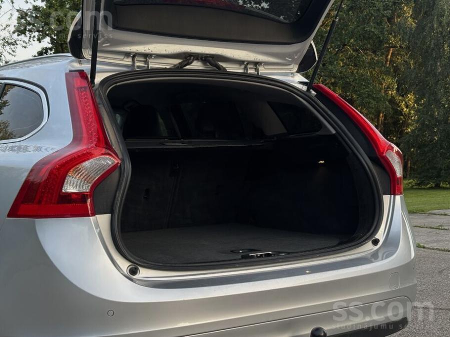 Pelēks Volvo V60 2015 Tukums, ar dzinēja tilpumu 2.00 L un nobraukumu 321 tūkst. km par 7690 €, foto 8 vietnē AUTOMOTO.COM.LV