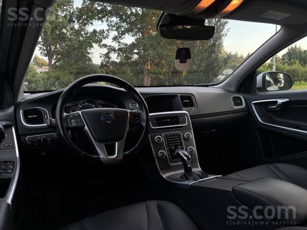 Pelēks Volvo V60 2015 Tukums, ar dzinēja tilpumu 2.00 L un nobraukumu 321 tūkst. km par 7690 €, foto 10 vietnē AUTOMOTO.COM.LV