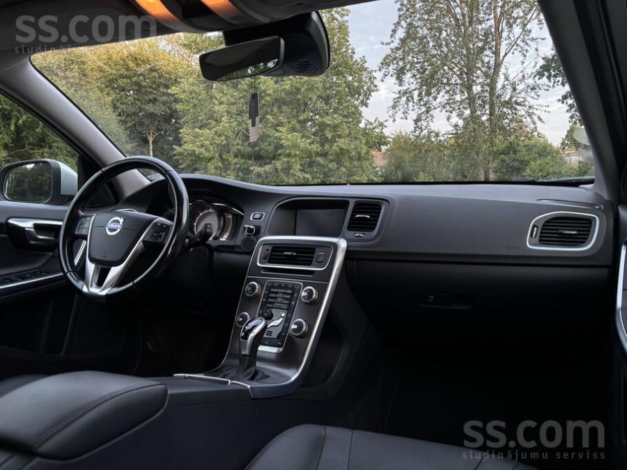 Pelēks Volvo V60 2015 Tukums, ar dzinēja tilpumu 2.00 L un nobraukumu 321 tūkst. km par 7690 €, foto 11 vietnē AUTOMOTO.COM.LV