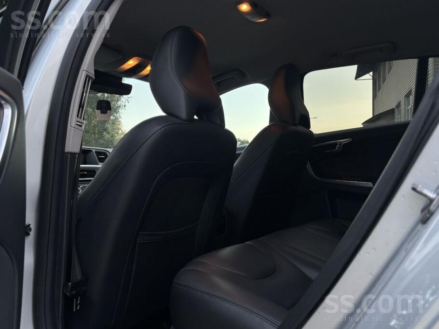 Pelēks Volvo V60 2015 Tukums, ar dzinēja tilpumu 2.00 L un nobraukumu 321 tūkst. km par 7690 €, foto 12 vietnē AUTOMOTO.COM.LV