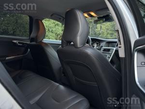 Pelēks Volvo V60 2015 Tukums, ar dzinēja tilpumu 2.00 L un nobraukumu 321 tūkst. km par 7690 €, foto 13 vietnē AUTOMOTO.COM.LV