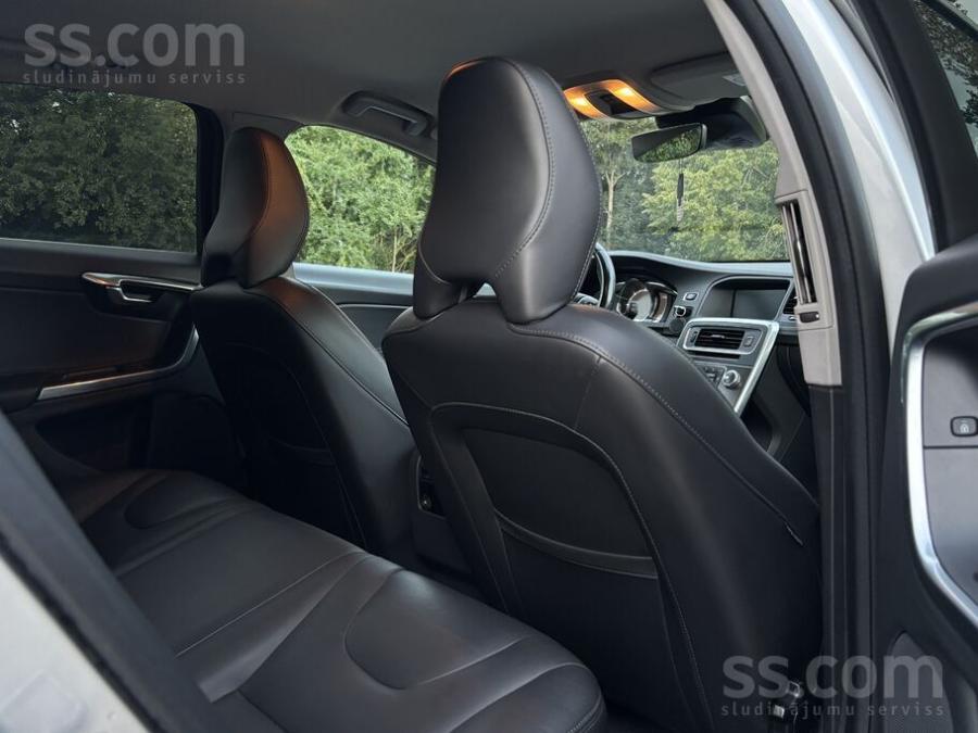 Pelēks Volvo V60 2015 Tukums, ar dzinēja tilpumu 2.00 L un nobraukumu 321 tūkst. km par 7690 €, foto 13 vietnē AUTOMOTO.COM.LV