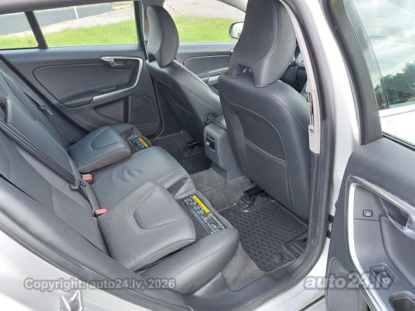 Grey Volvo V60 2015 in Tallinn, with an engine capacity of 2.40 L and mileage of 172 thousand km for 8990 €, photo 9 on AUTOMOTO.COM.LV