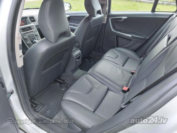 Grey Volvo V60 2015 in Tallinn, with an engine capacity of 2.40 L and mileage of 172 thousand km for 8990 €, photo 11 on AUTOMOTO.COM.LV