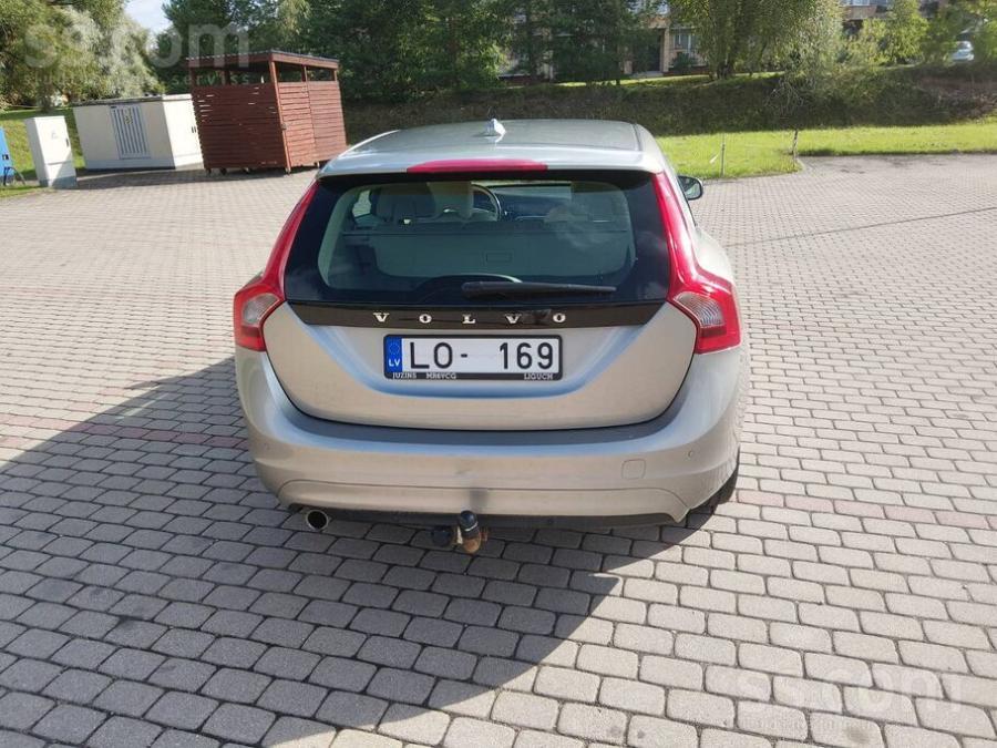 Pelēks Volvo V60 2015 Rīga, ar dzinēja tilpumu 2.00 L un nobraukumu 329 tūkst. km par 7500 €, foto 5 vietnē AUTOMOTO.COM.LV