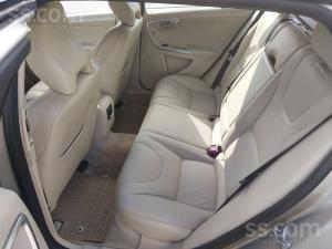 Pelēks Volvo V60 2015 Rīga, ar dzinēja tilpumu 2.00 L un nobraukumu 329 tūkst. km par 7500 €, foto 6 vietnē AUTOMOTO.COM.LV