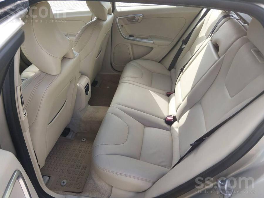 Pelēks Volvo V60 2015 Rīga, ar dzinēja tilpumu 2.00 L un nobraukumu 329 tūkst. km par 7500 €, foto 6 vietnē AUTOMOTO.COM.LV