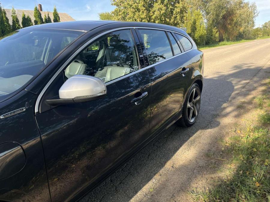 Pelēks Volvo V60 2015 Prienai, ar dzinēja tilpumu 2.40 L un nobraukumu 260 tūkst. km par 7750 €, foto 7 vietnē AUTOMOTO.COM.LV