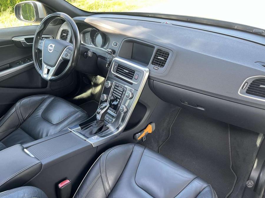 Pelēks Volvo V60 2015 Prienai, ar dzinēja tilpumu 2.40 L un nobraukumu 260 tūkst. km par 7750 €, foto 12 vietnē AUTOMOTO.COM.LV