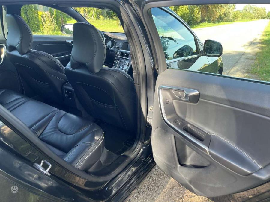Pelēks Volvo V60 2015 Prienai, ar dzinēja tilpumu 2.40 L un nobraukumu 260 tūkst. km par 7750 €, foto 15 vietnē AUTOMOTO.COM.LV