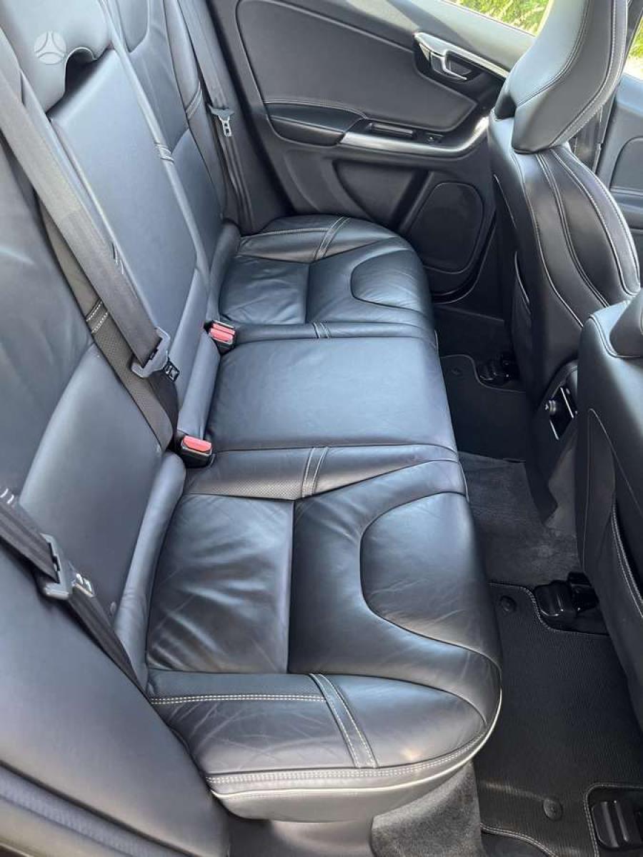 Pelēks Volvo V60 2015 Prienai, ar dzinēja tilpumu 2.40 L un nobraukumu 260 tūkst. km par 7750 €, foto 16 vietnē AUTOMOTO.COM.LV