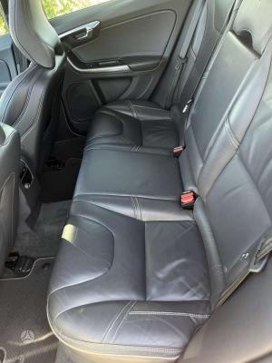 Pelēks Volvo V60 2015 Prienai, ar dzinēja tilpumu 2.40 L un nobraukumu 260 tūkst. km par 7750 €, foto 17 vietnē AUTOMOTO.COM.LV