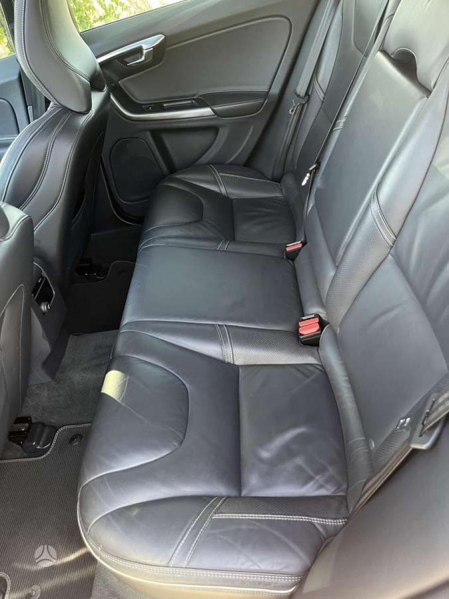 Pelēks Volvo V60 2015 Prienai, ar dzinēja tilpumu 2.40 L un nobraukumu 260 tūkst. km par 7750 €, foto 17 vietnē AUTOMOTO.COM.LV