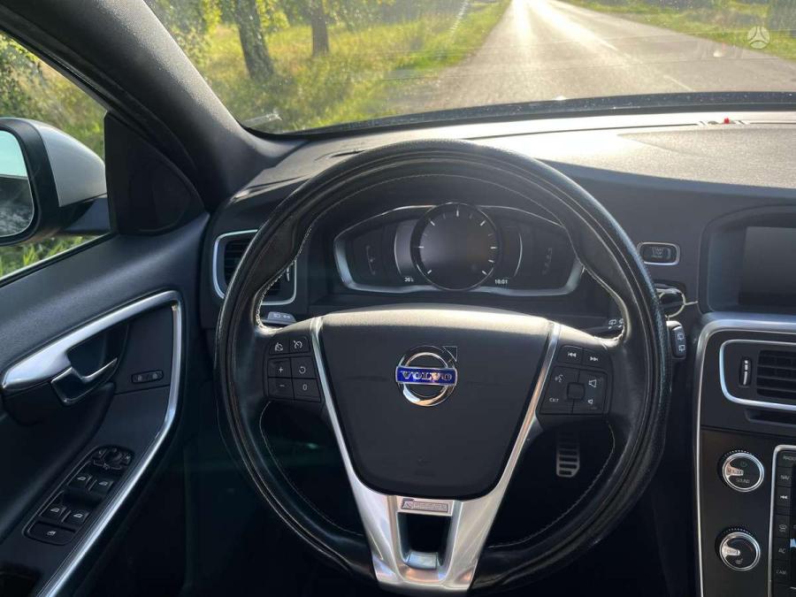 Pelēks Volvo V60 2015 Prienai, ar dzinēja tilpumu 2.40 L un nobraukumu 260 tūkst. km par 7750 €, foto 22 vietnē AUTOMOTO.COM.LV