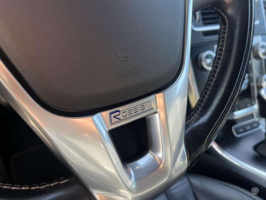 Pelēks Volvo V60 2015 Prienai, ar dzinēja tilpumu 2.40 L un nobraukumu 260 tūkst. km par 7750 €, foto 23 vietnē AUTOMOTO.COM.LV