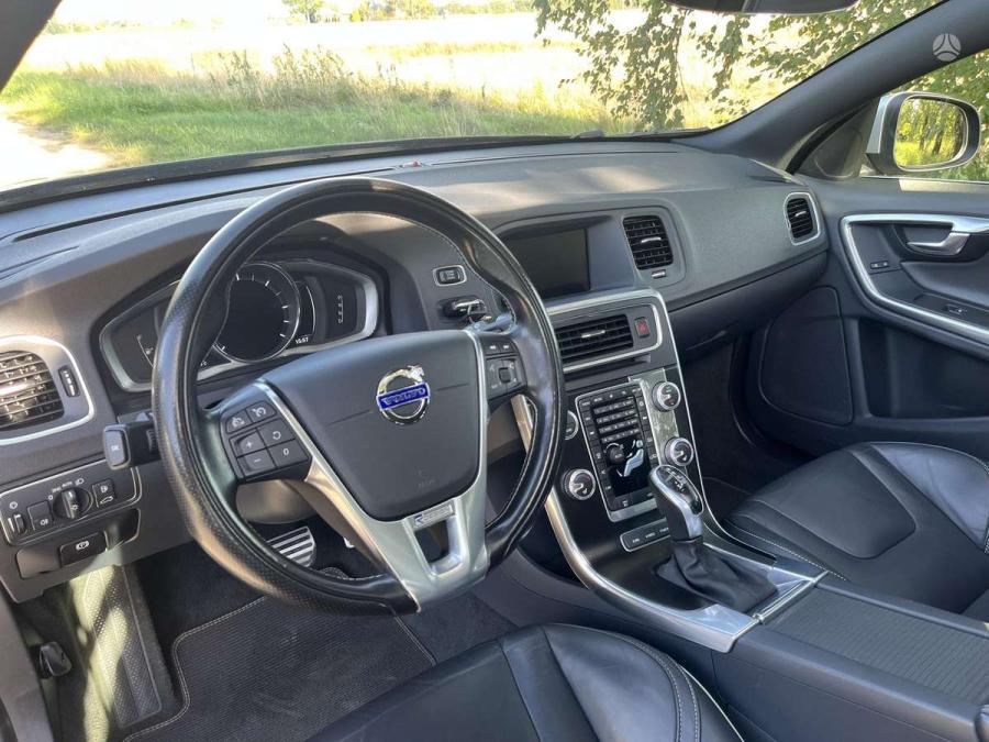 Pelēks Volvo V60 2015 Prienai, ar dzinēja tilpumu 2.40 L un nobraukumu 260 tūkst. km par 7750 €, foto 32 vietnē AUTOMOTO.COM.LV