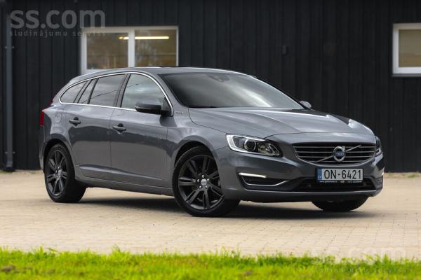Grey Volvo V60 2015 in Jelgava, with an engine capacity of 2.40 L and mileage of 248 thousand km for 10900 €, photo 3 on AUTOMOTO.COM.LV