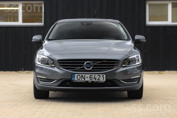 Grey Volvo V60 2015 in Jelgava, with an engine capacity of 2.40 L and mileage of 248 thousand km for 10900 €, photo 4 on AUTOMOTO.COM.LV