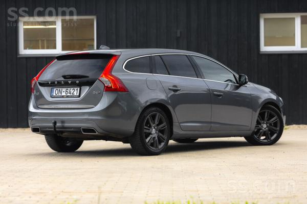 Grey Volvo V60 2015 in Jelgava, with an engine capacity of 2.40 L and mileage of 248 thousand km for 10900 €, photo 6 on AUTOMOTO.COM.LV
