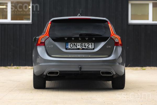 Grey Volvo V60 2015 in Jelgava, with an engine capacity of 2.40 L and mileage of 248 thousand km for 10900 €, photo 7 on AUTOMOTO.COM.LV