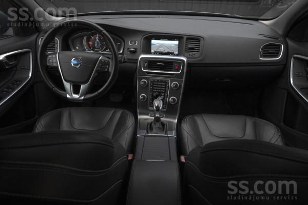 Grey Volvo V60 2015 in Jelgava, with an engine capacity of 2.40 L and mileage of 248 thousand km for 10900 €, photo 9 on AUTOMOTO.COM.LV