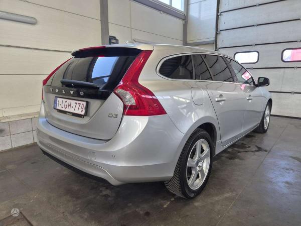 Volvo V60 2015 in Raseiniai on AUTOMOTO.COM.LV Grey Volvo V60 2015 in Raseiniai, with an engine capacity of 1.98 L and mileage of 318 thousand km for 4700 €, photo 5 on AUTOMOTO.COM.LV