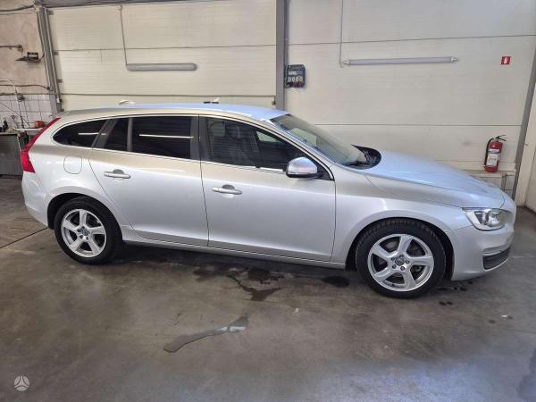 Volvo V60 2015 in Raseiniai on AUTOMOTO.COM.LV Grey Volvo V60 2015 in Raseiniai, with an engine capacity of 1.98 L and mileage of 318 thousand km for 4700 €, photo 9 on AUTOMOTO.COM.LV