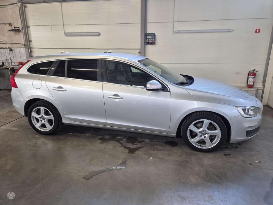 Pelēks Volvo V60 2015 Raseiniai, ar dzinēja tilpumu 1.98 L un nobraukumu 318 tūkst. km par 4700 €, foto 9 vietnē AUTOMOTO.COM.LV
