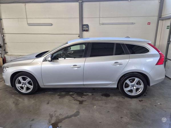 Volvo V60 2015 in Raseiniai on AUTOMOTO.COM.LV Grey Volvo V60 2015 in Raseiniai, with an engine capacity of 1.98 L and mileage of 318 thousand km for 4700 €, photo 10 on AUTOMOTO.COM.LV