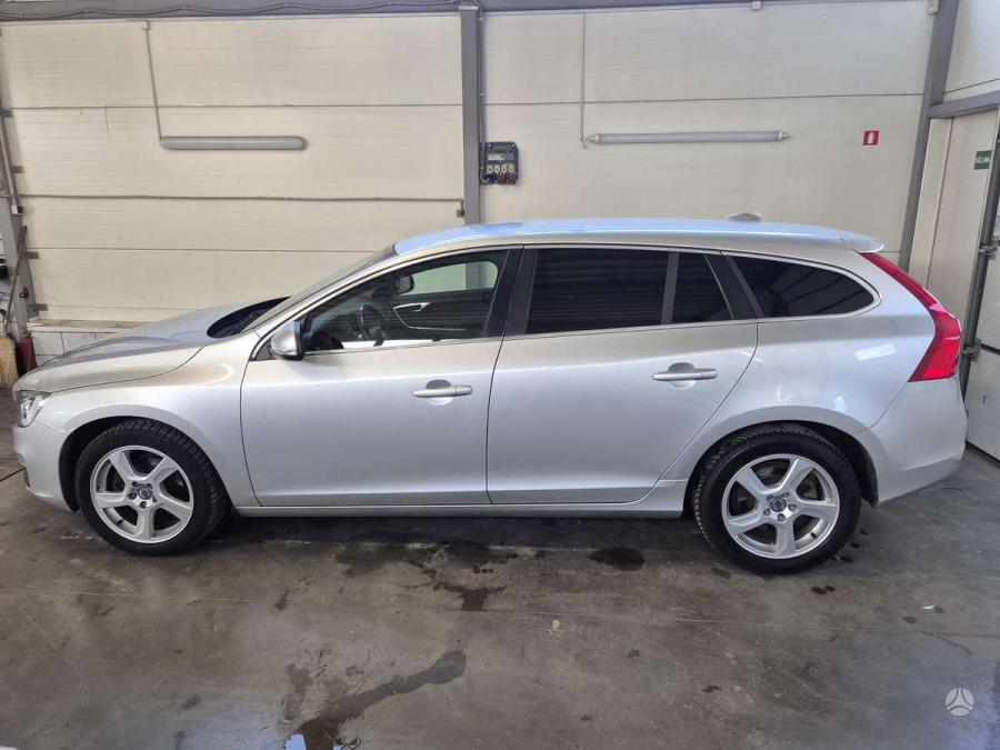 Pelēks Volvo V60 2015 Raseiniai, ar dzinēja tilpumu 1.98 L un nobraukumu 318 tūkst. km par 4700 €, foto 10 vietnē AUTOMOTO.COM.LV