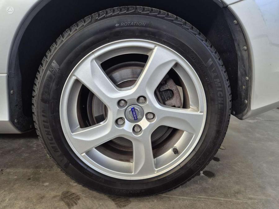 Pelēks Volvo V60 2015 Raseiniai, ar dzinēja tilpumu 1.98 L un nobraukumu 318 tūkst. km par 4700 €, foto 13 vietnē AUTOMOTO.COM.LV