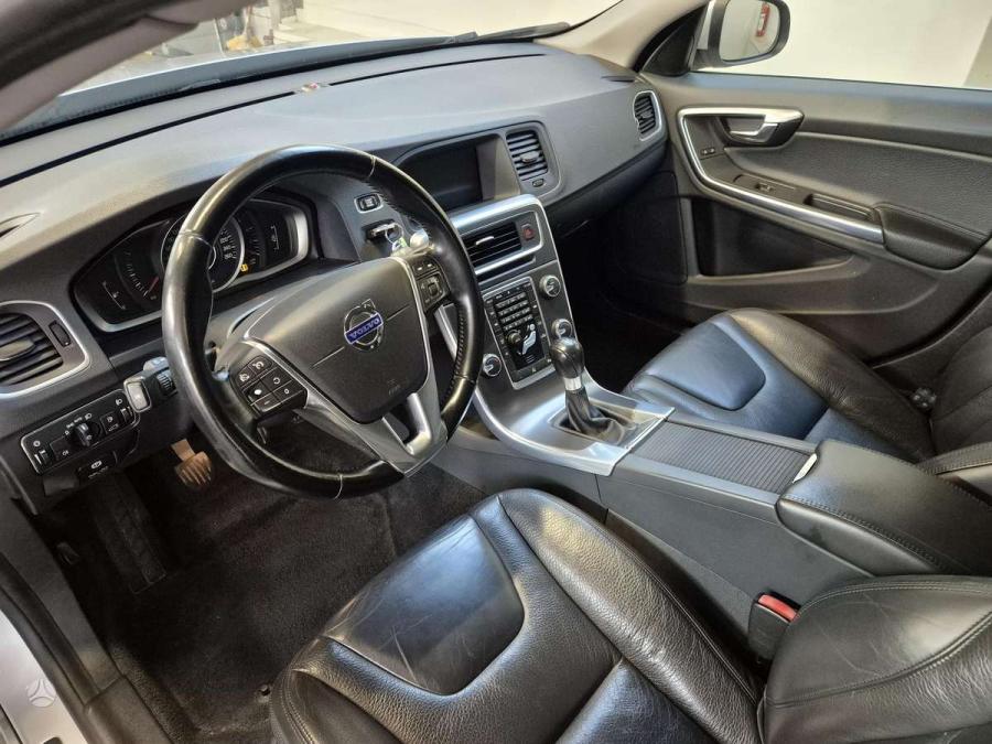 Pelēks Volvo V60 2015 Raseiniai, ar dzinēja tilpumu 1.98 L un nobraukumu 318 tūkst. km par 4700 €, foto 16 vietnē AUTOMOTO.COM.LV