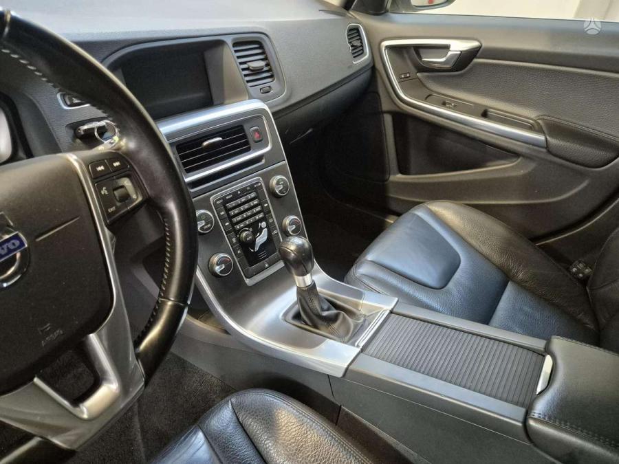 Pelēks Volvo V60 2015 Raseiniai, ar dzinēja tilpumu 1.98 L un nobraukumu 318 tūkst. km par 4700 €, foto 17 vietnē AUTOMOTO.COM.LV