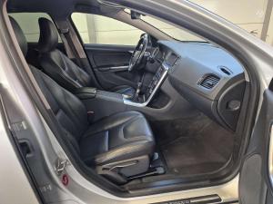 Pelēks Volvo V60 2015 Raseiniai, ar dzinēja tilpumu 1.98 L un nobraukumu 318 tūkst. km par 4700 €, foto 19 vietnē AUTOMOTO.COM.LV