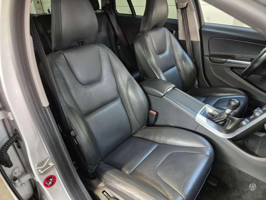 Pelēks Volvo V60 2015 Raseiniai, ar dzinēja tilpumu 1.98 L un nobraukumu 318 tūkst. km par 4700 €, foto 20 vietnē AUTOMOTO.COM.LV